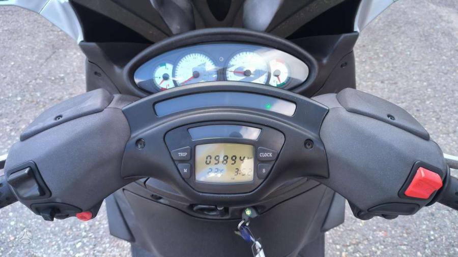 Pelēks Piaggio X9 2006 Alīta, ar dzinēja tilpumu 0.13 L un nobraukumu 10 tūkst. km par 1450 €, foto 16 vietnē AUTOMOTO.COM.LV