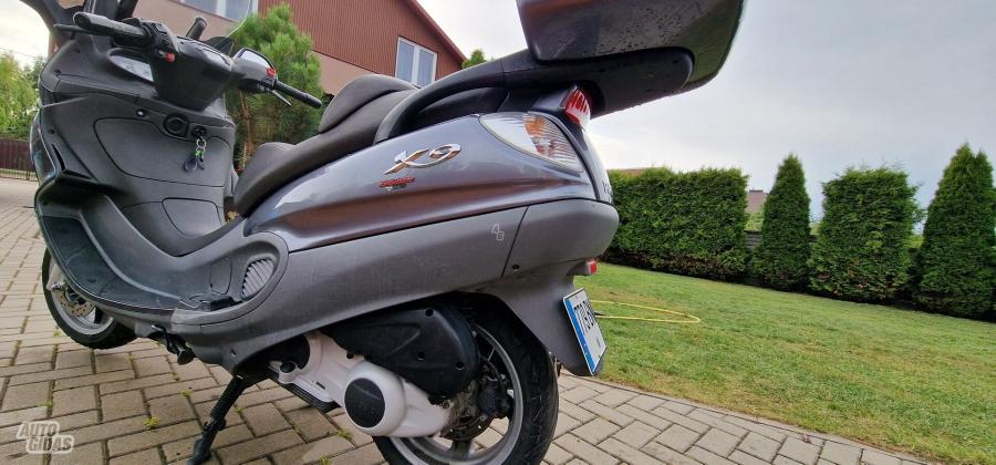 Pelēks Piaggio X9 2026 Viļņa, ar dzinēja tilpumu 0.25 L un nobraukumu 0 tūkst. km par 1000 €, foto 5 vietnē AUTOMOTO.COM.LV