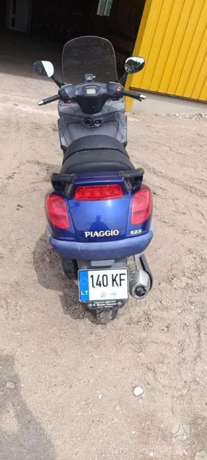 Красный Piaggio X9 2005 в Тельшяй, объемом двигателя 0.25 л и пробегом 18 тыс. км за 600 €, фото 4 на AUTOMOTO.COM.LV