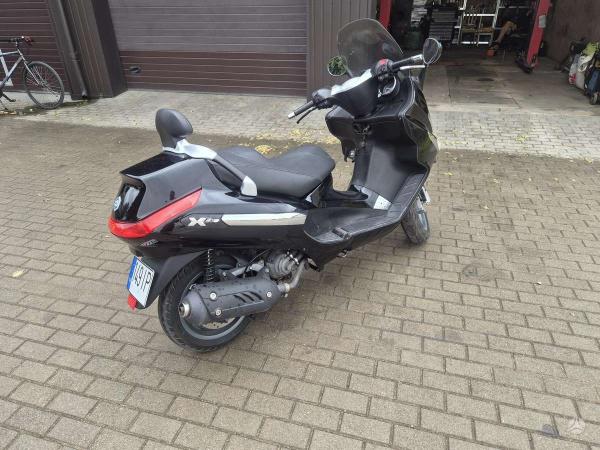 Melns Piaggio Xevo 2010 Tauragė, ar dzinēja tilpumu 0.13 L un nobraukumu 9 tūkst. km par 1100 €, foto 2 vietnē AUTOMOTO.COM.LV
