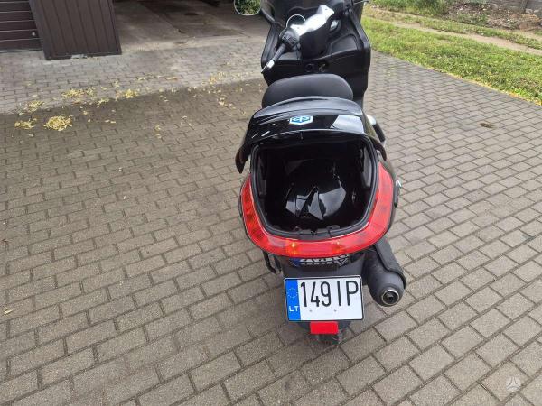 Melns Piaggio Xevo 2010 Tauragė, ar dzinēja tilpumu 0.13 L un nobraukumu 9 tūkst. km par 1100 €, foto 3 vietnē AUTOMOTO.COM.LV