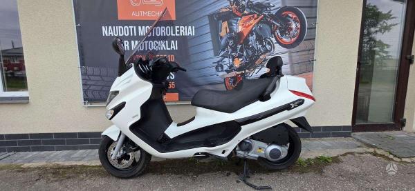 Melns Piaggio Xevo 2013 Panevēža, ar dzinēja tilpumu 0.13 L un nobraukumu 22 tūkst. km par 1400 €, foto 11 vietnē AUTOMOTO.COM.LV