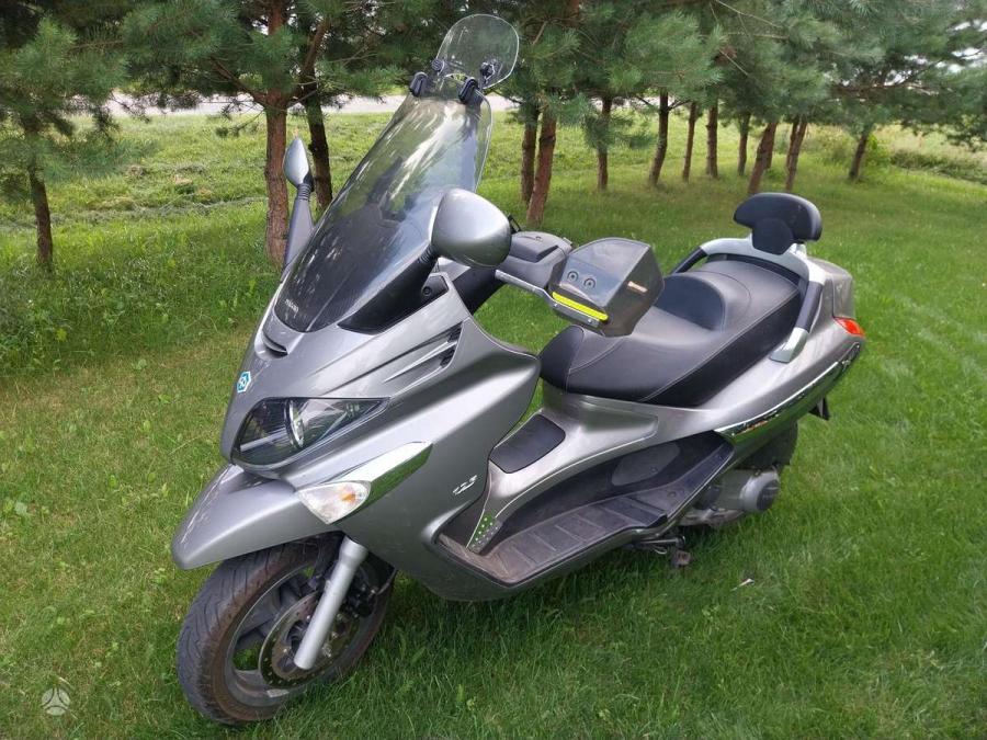 Grey Piaggio Xevo 2010 in Moletai, with an engine capacity of 0.13 L and mileage of 19 thousand km for 1200 €, photo 4 on AUTOMOTO.COM.LV