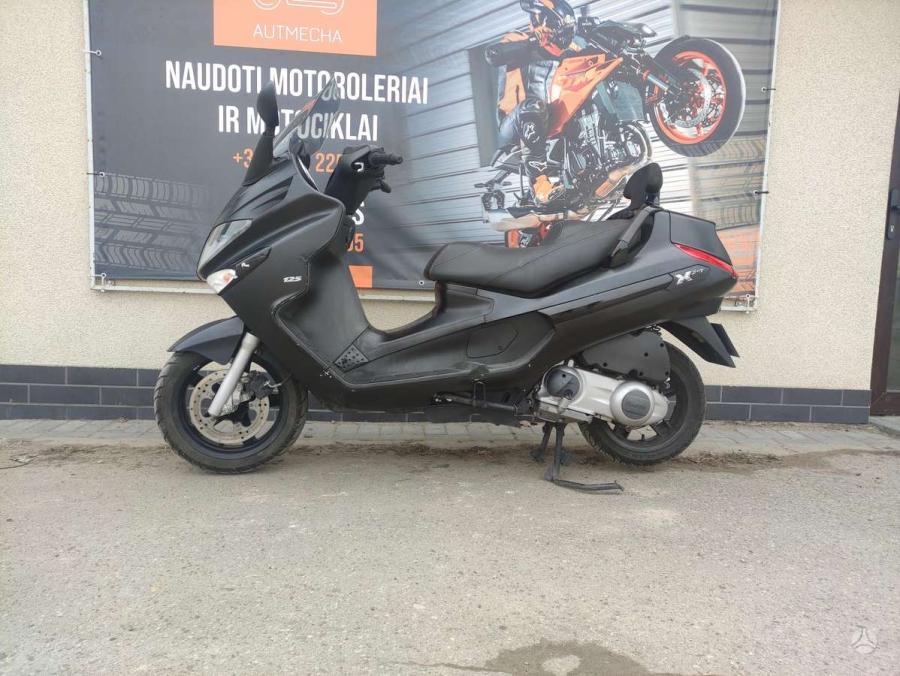Piaggio Xevo 2016 Panevēža, ar dzinēja tilpumu 0.13 L un nobraukumu 16 tūkst. km par 1650 €, foto 5 vietnē AUTOMOTO.COM.LV