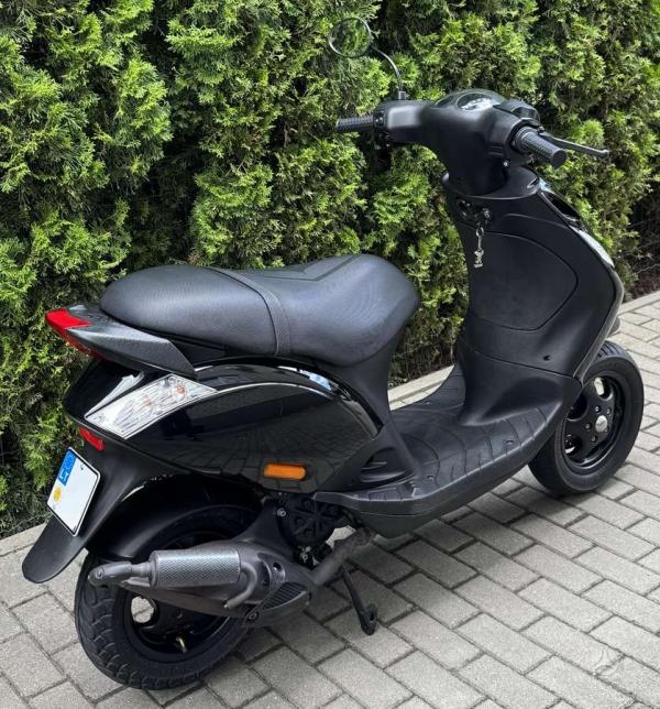 Черный Piaggio ZIP 2003 в Мариямполе, объемом двигателя 49.00 л и пробегом 6 тыс. км за 1999 €, фото 4 на AUTOMOTO.COM.LV