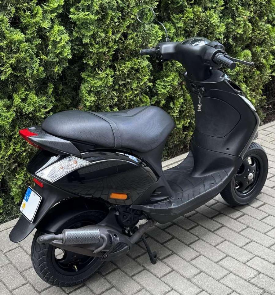 Melns Piaggio ZIP 2003 Marijampole, ar dzinēja tilpumu 49.00 L un nobraukumu 6 tūkst. km par 1999 €, foto 5 vietnē AUTOMOTO.COM.LV