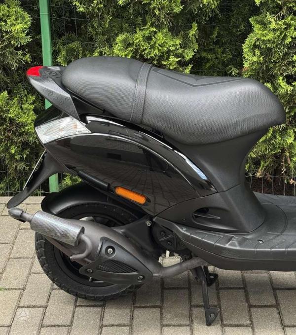 Melns Piaggio ZIP 2003 Marijampole, ar dzinēja tilpumu 49.00 L un nobraukumu 6 tūkst. km par 1999 €, foto 5 vietnē AUTOMOTO.COM.LV