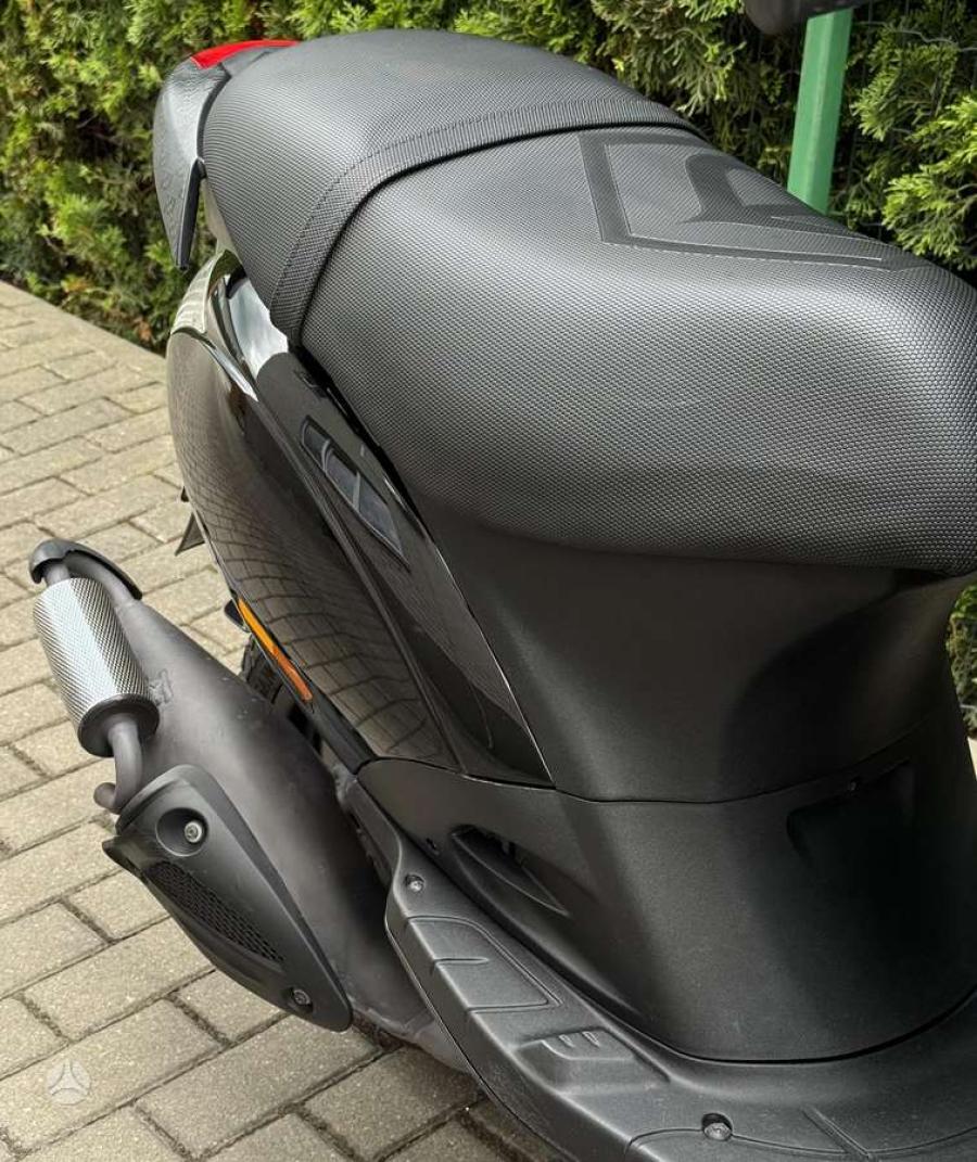 Melns Piaggio ZIP 2003 Marijampole, ar dzinēja tilpumu 49.00 L un nobraukumu 6 tūkst. km par 1999 €, foto 16 vietnē AUTOMOTO.COM.LV