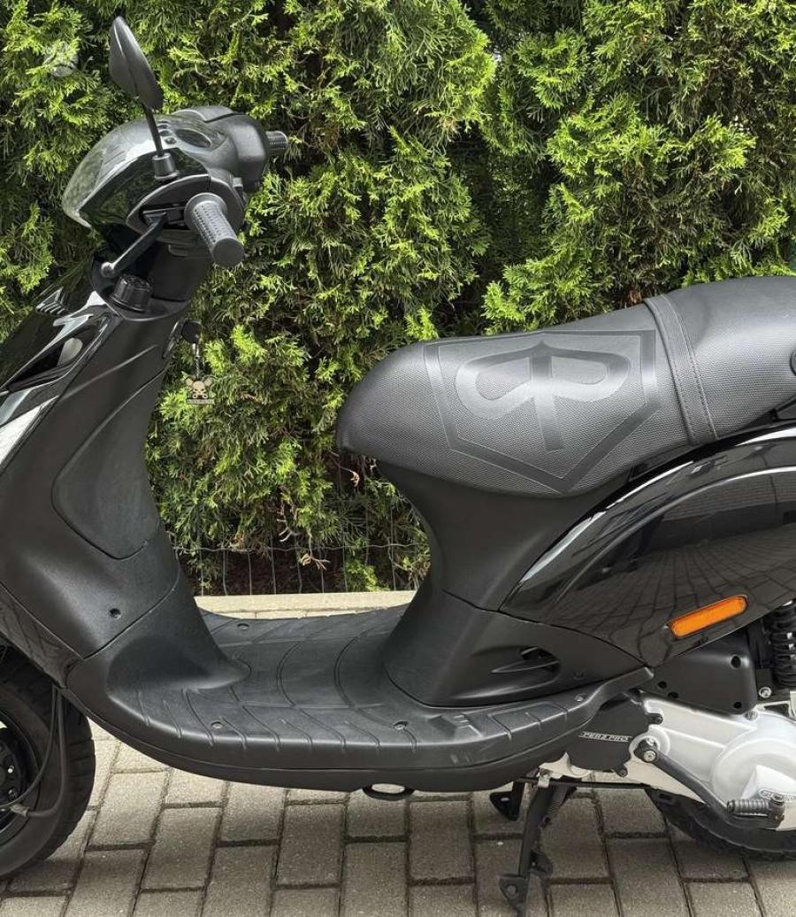 Melns Piaggio ZIP 2003 Marijampole, ar dzinēja tilpumu 49.00 L un nobraukumu 6 tūkst. km par 1999 €, foto 24 vietnē AUTOMOTO.COM.LV