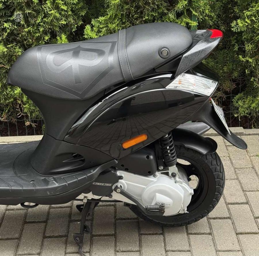 Melns Piaggio ZIP 2003 Marijampole, ar dzinēja tilpumu 49.00 L un nobraukumu 6 tūkst. km par 1999 €, foto 25 vietnē AUTOMOTO.COM.LV