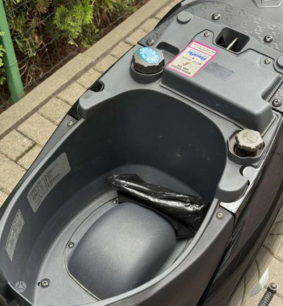 Melns Piaggio ZIP 2003 Marijampole, ar dzinēja tilpumu 49.00 L un nobraukumu 6 tūkst. km par 1999 €, foto 33 vietnē AUTOMOTO.COM.LV