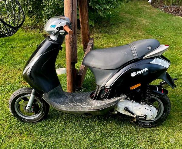 Black Piaggio ZIP 2007 in Kaunas, with an engine capacity of 49.00 L and mileage of 8 thousand km for 850 €, photo 3 on AUTOMOTO.COM.LV