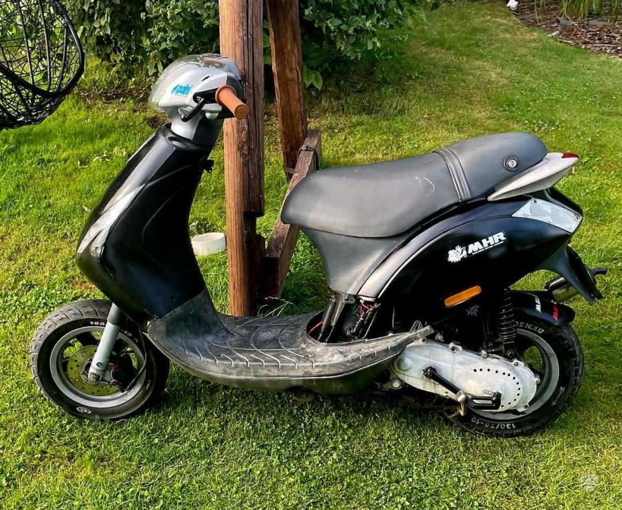 Black Piaggio ZIP 2007 in Kaunas, with an engine capacity of 49.00 L and mileage of 8 thousand km for 850 €, photo 3 on AUTOMOTO.COM.LV