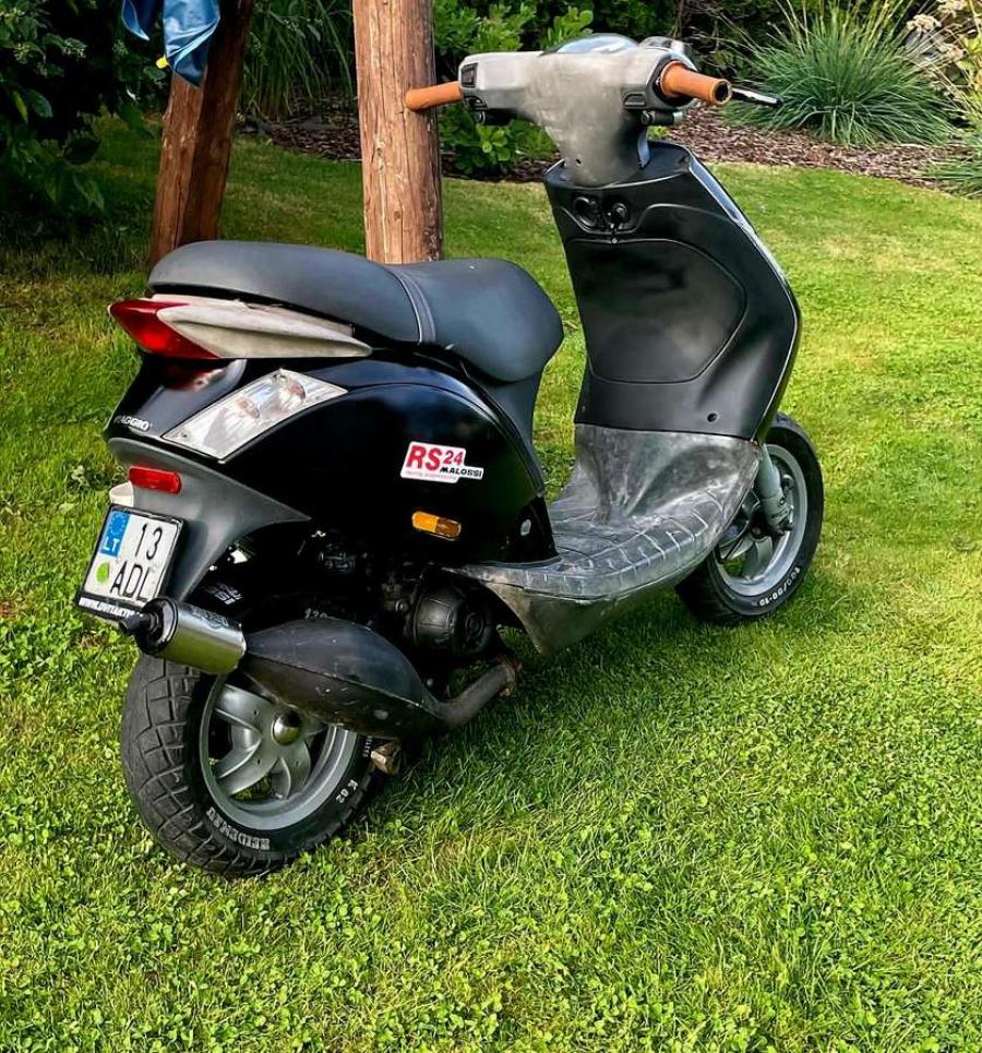 Black Piaggio ZIP 2007 in Kaunas, with an engine capacity of 49.00 L and mileage of 8 thousand km for 850 €, photo 4 on AUTOMOTO.COM.LV
