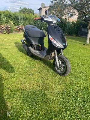 Black Piaggio ZIP 2007 in Kaunas, with an engine capacity of 49.00 L and mileage of 8 thousand km for 850 €, photo 7 on AUTOMOTO.COM.LV