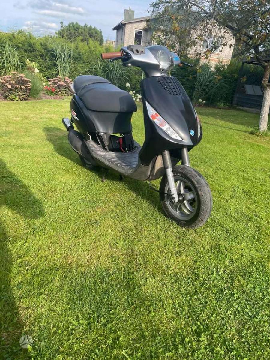 Black Piaggio ZIP 2007 in Kaunas, with an engine capacity of 49.00 L and mileage of 8 thousand km for 850 €, photo 7 on AUTOMOTO.COM.LV
