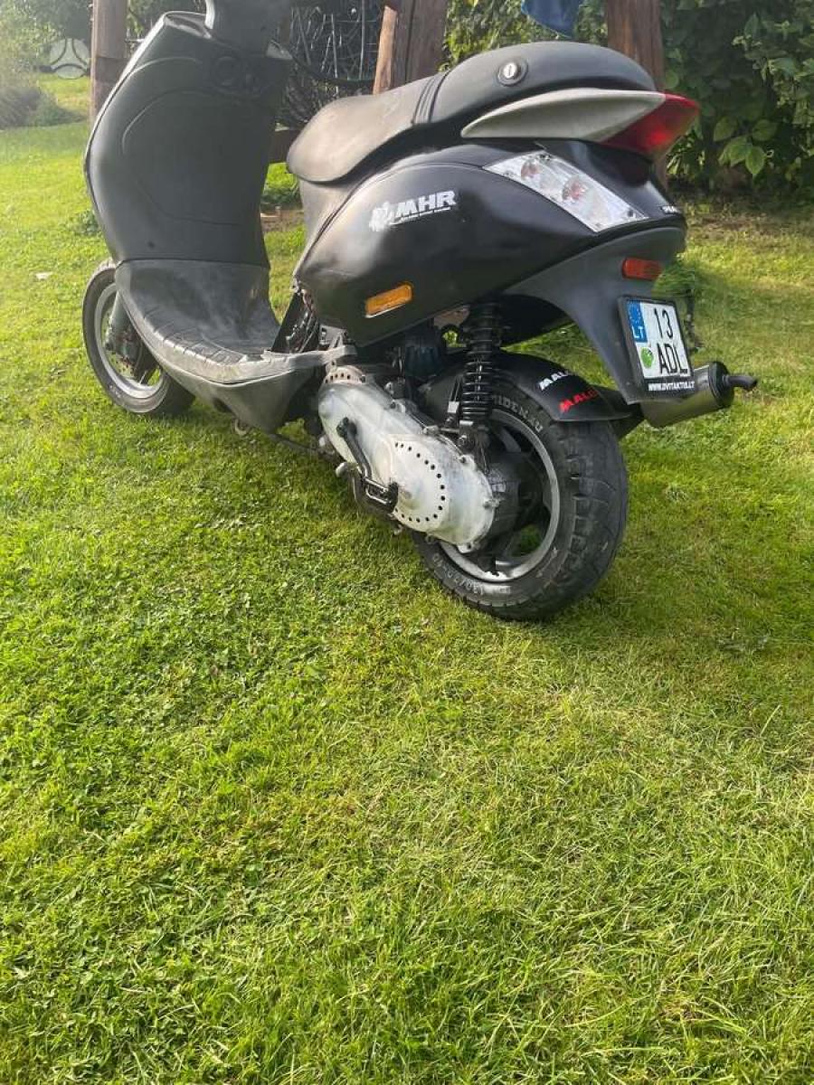 Black Piaggio ZIP 2007 in Kaunas, with an engine capacity of 49.00 L and mileage of 8 thousand km for 850 €, photo 9 on AUTOMOTO.COM.LV