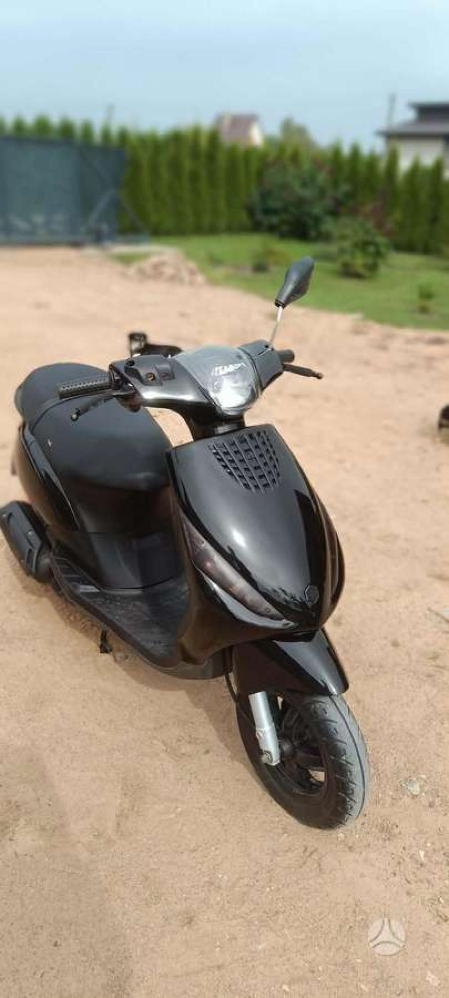 Black Piaggio ZIP 2010 in Taurage, with an engine capacity of 49.00 L and mileage of 4 thousand km for 1150 €, photo 1 on AUTOMOTO.COM.LV