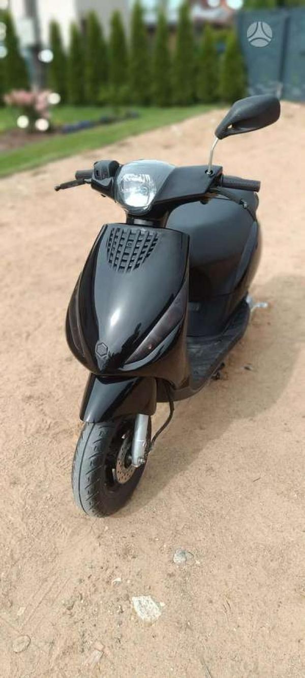 Черный Piaggio ZIP 2010 в Таураге, объемом двигателя 49.00 л и пробегом 4 тыс. км за 1150 €, фото 3 на AUTOMOTO.COM.LV