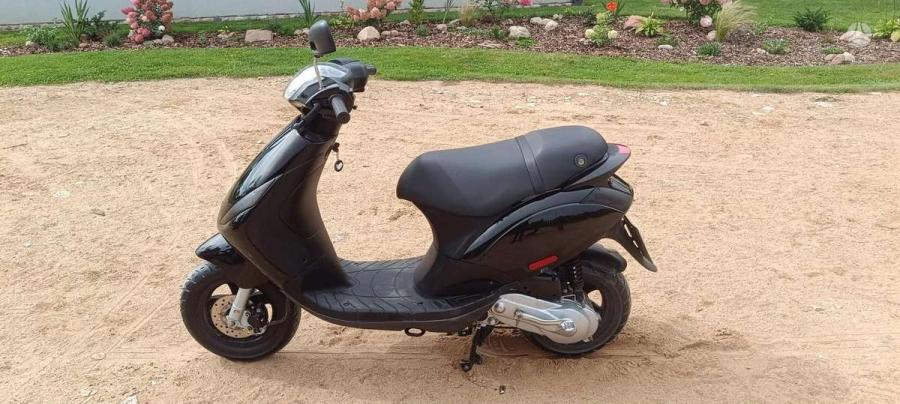 Black Piaggio ZIP 2010 in Taurage, with an engine capacity of 49.00 L and mileage of 4 thousand km for 1150 €, photo 4 on AUTOMOTO.COM.LV