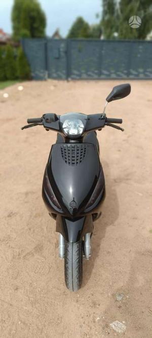 Black Piaggio ZIP 2010 in Taurage, with an engine capacity of 49.00 L and mileage of 4 thousand km for 1150 €, photo 5 on AUTOMOTO.COM.LV