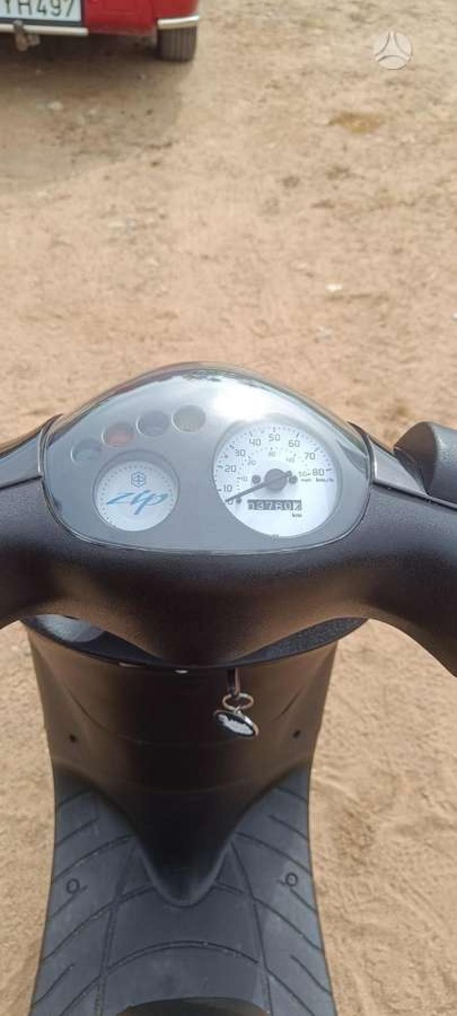 Black Piaggio ZIP 2010 in Taurage, with an engine capacity of 49.00 L and mileage of 4 thousand km for 1150 €, photo 6 on AUTOMOTO.COM.LV