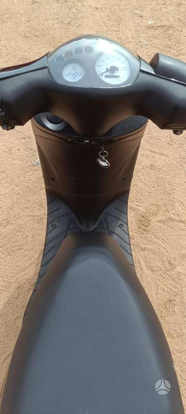 Черный Piaggio ZIP 2010 в Таураге, объемом двигателя 49.00 л и пробегом 4 тыс. км за 1150 €, фото 7 на AUTOMOTO.COM.LV