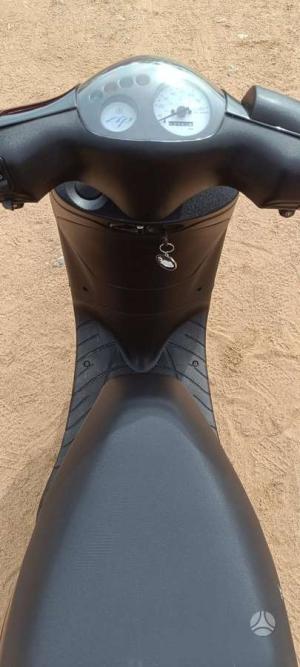 Black Piaggio ZIP 2010 in Taurage, with an engine capacity of 49.00 L and mileage of 4 thousand km for 1150 €, photo 7 on AUTOMOTO.COM.LV