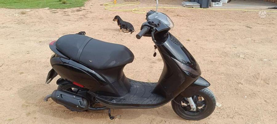 Black Piaggio ZIP 2010 in Taurage, with an engine capacity of 49.00 L and mileage of 4 thousand km for 1150 €, photo 8 on AUTOMOTO.COM.LV