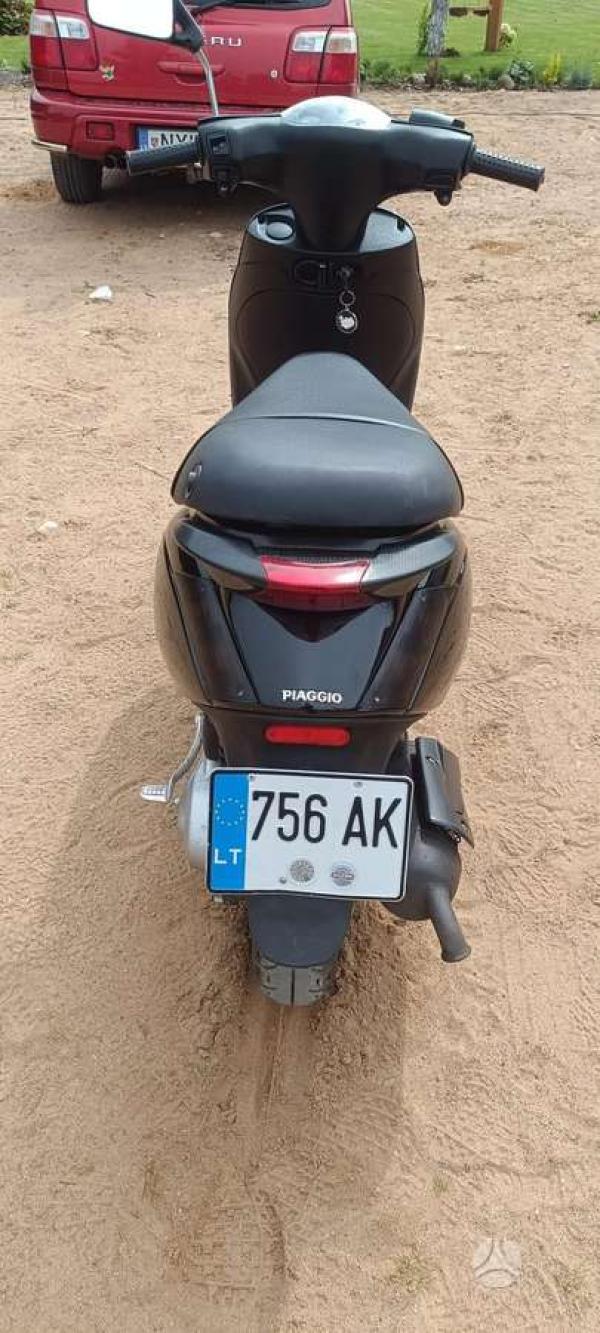 Черный Piaggio ZIP 2010 в Таураге, объемом двигателя 49.00 л и пробегом 4 тыс. км за 1150 €, фото 9 на AUTOMOTO.COM.LV