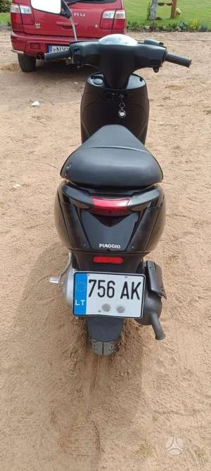Black Piaggio ZIP 2010 in Taurage, with an engine capacity of 49.00 L and mileage of 4 thousand km for 1150 €, photo 9 on AUTOMOTO.COM.LV