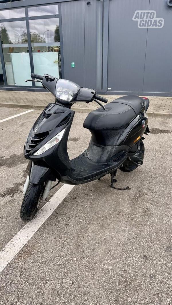 Melns Piaggio ZIP 2012 Viļņa, ar dzinēja tilpumu 0.05 L un nobraukumu 8 tūkst. km par 1030 €, foto 4 vietnē AUTOMOTO.COM.LV