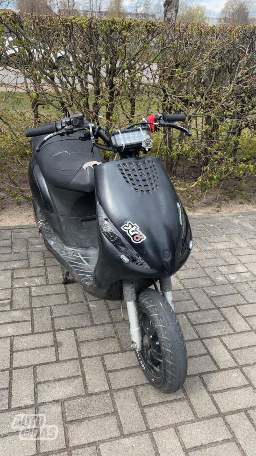 Черный Piaggio ZIP 2014 в Таураге, объемом двигателя 0.07 л и пробегом 14 тыс. км за 1200 €, фото 1 на AUTOMOTO.COM.LV