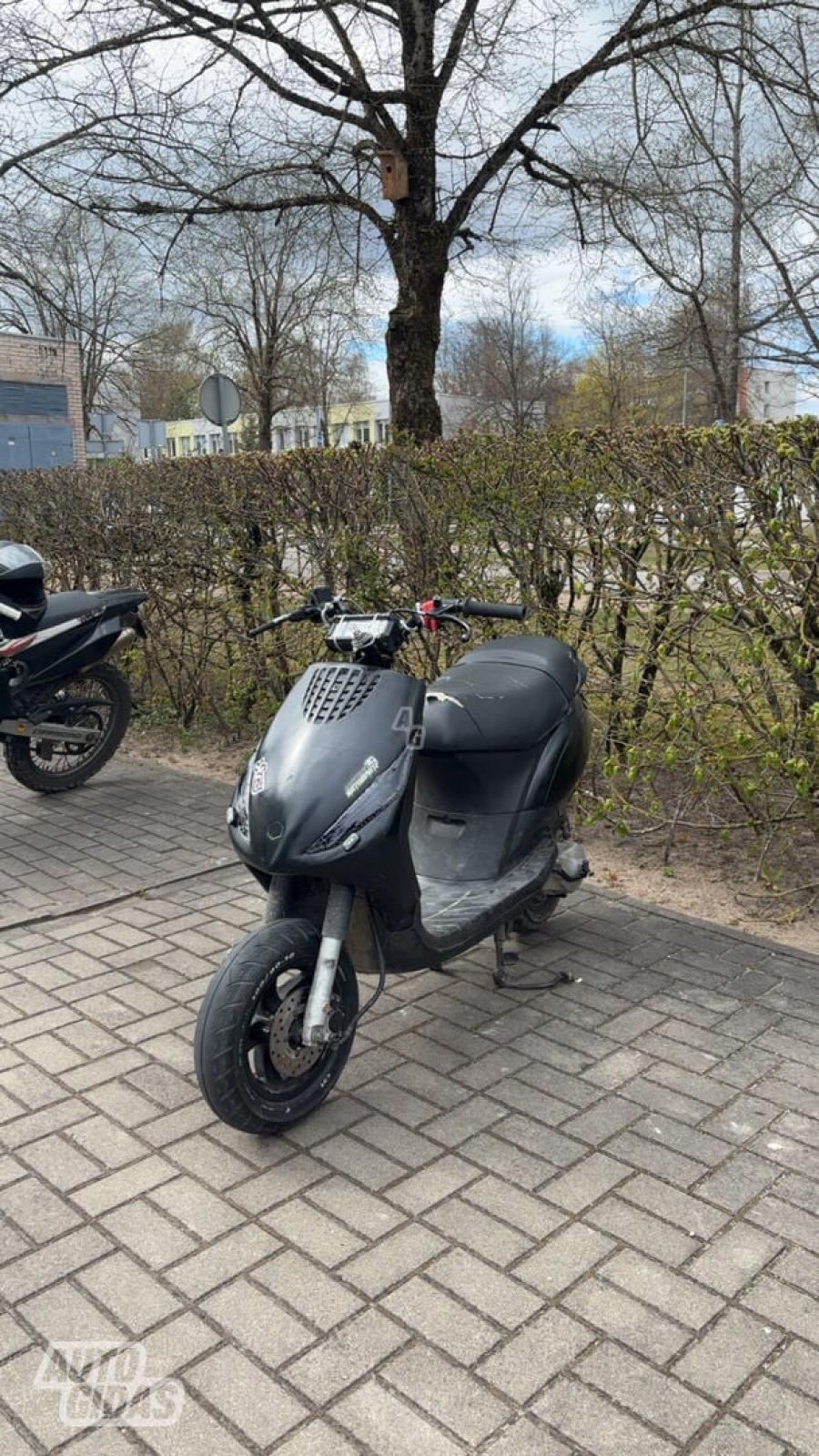 Черный Piaggio ZIP 2014 в Таураге, объемом двигателя 0.07 л и пробегом 14 тыс. км за 1200 €, фото 3 на AUTOMOTO.COM.LV