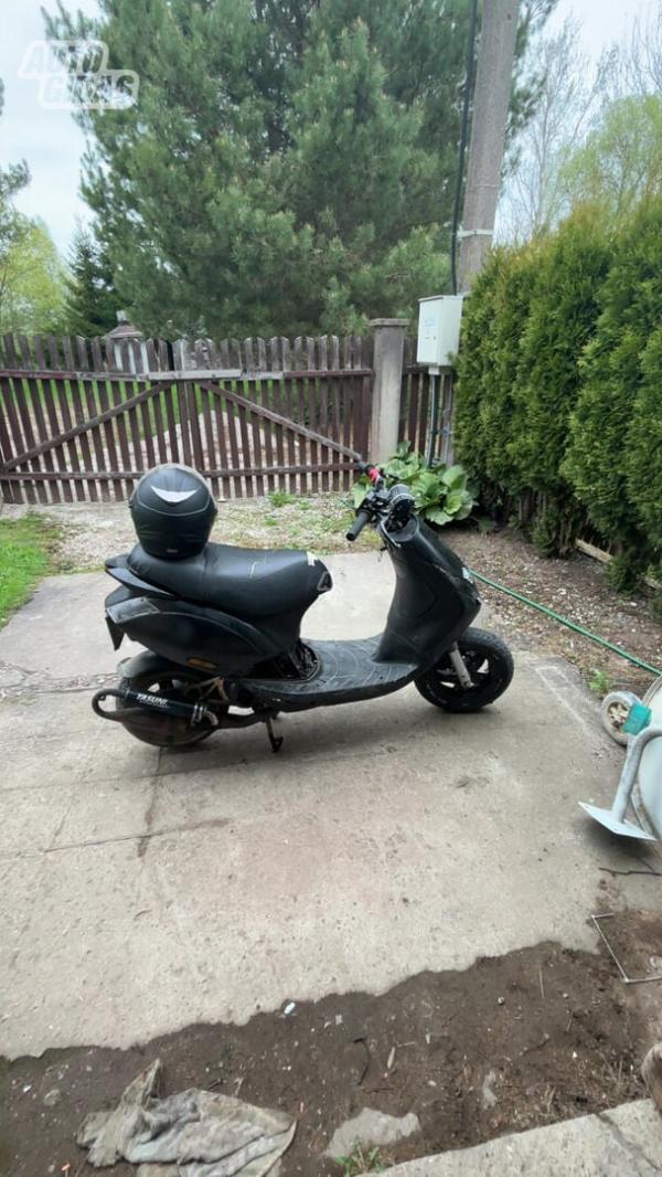 Черный Piaggio ZIP 2014 в Таураге, объемом двигателя 0.07 л и пробегом 14 тыс. км за 1200 €, фото 4 на AUTOMOTO.COM.LV
