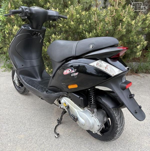 Black Piaggio ZIP 2016 in Kaunas, with an engine capacity of 0.05 L and mileage of 12 thousand km for 1199 €, photo 5 on AUTOMOTO.COM.LV