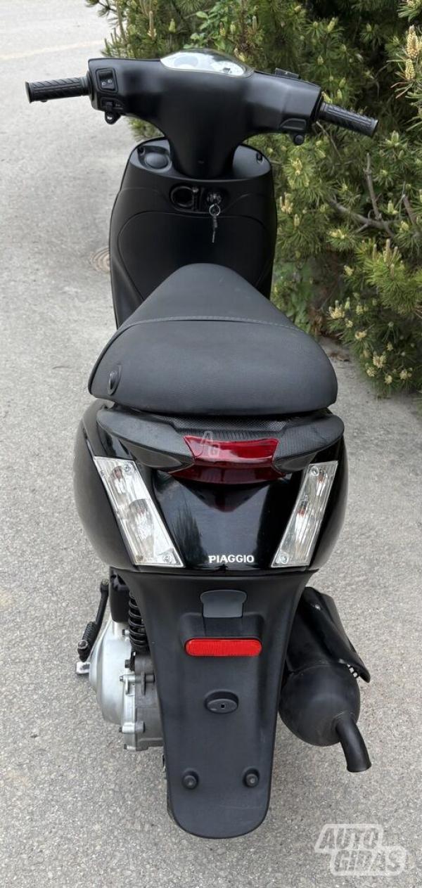 Black Piaggio ZIP 2016 in Kaunas, with an engine capacity of 0.05 L and mileage of 12 thousand km for 1199 €, photo 6 on AUTOMOTO.COM.LV
