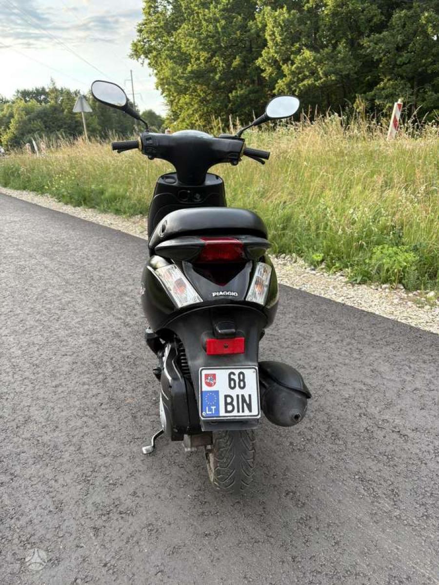 Melns Piaggio ZIP 2018 Panevēža, ar dzinēja tilpumu 50.00 L un nobraukumu 18 tūkst. km par 700 €, foto 6 vietnē AUTOMOTO.COM.LV