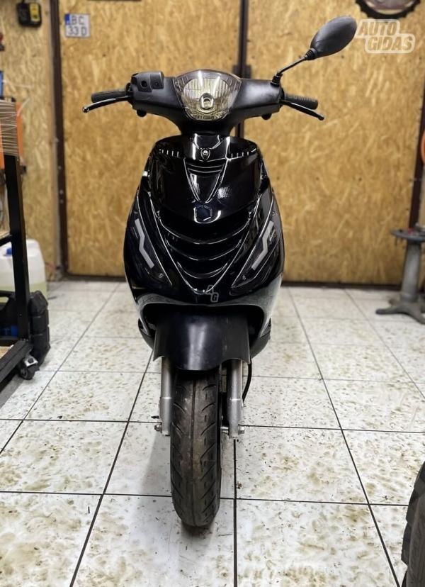 Black Piaggio ZIP 2023 in Vilnius, with an engine capacity of 0.05 L and mileage of 8 thousand km for 1000 €, photo 1 on AUTOMOTO.COM.LV