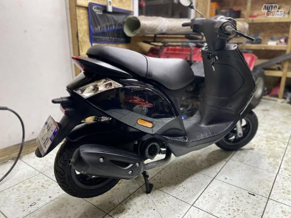 Black Piaggio ZIP 2023 in Vilnius, with an engine capacity of 0.05 L and mileage of 8 thousand km for 1000 €, photo 2 on AUTOMOTO.COM.LV