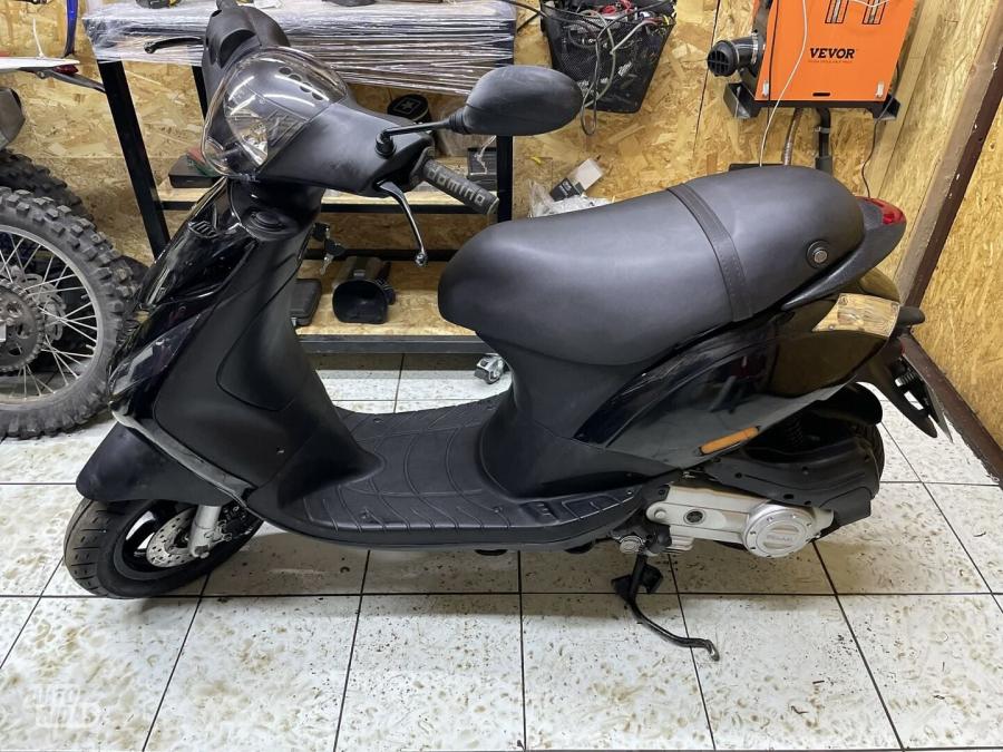 Melns Piaggio ZIP 2023 Viļņa, ar dzinēja tilpumu 0.05 L un nobraukumu 8 tūkst. km par 1000 €, foto 3 vietnē AUTOMOTO.COM.LV