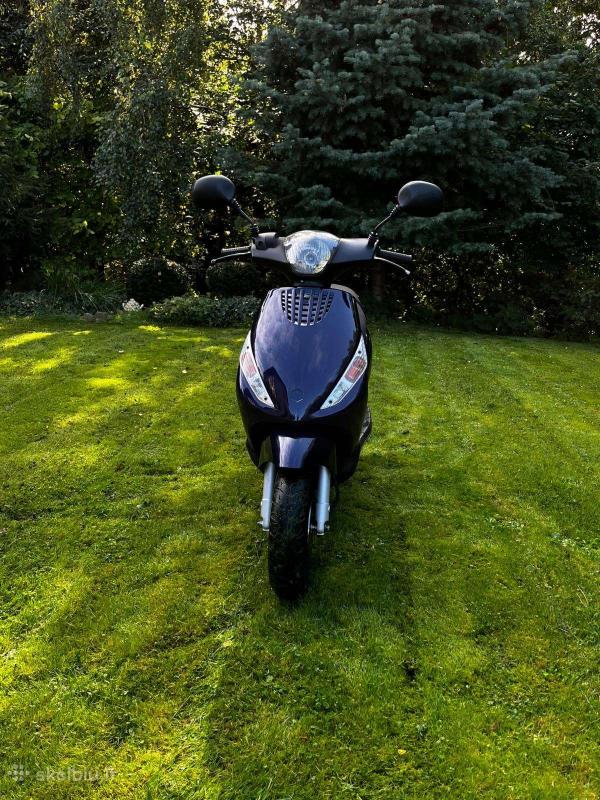Piaggio ZIP 2016 в Кайшядорис на AUTOMOTO.COM.LV Синий Piaggio ZIP 2016 в Кайшядорис, объемом двигателя 50.00 л и пробегом 12 тыс. км за 950 €, фото 5 на AUTOMOTO.COM.LV