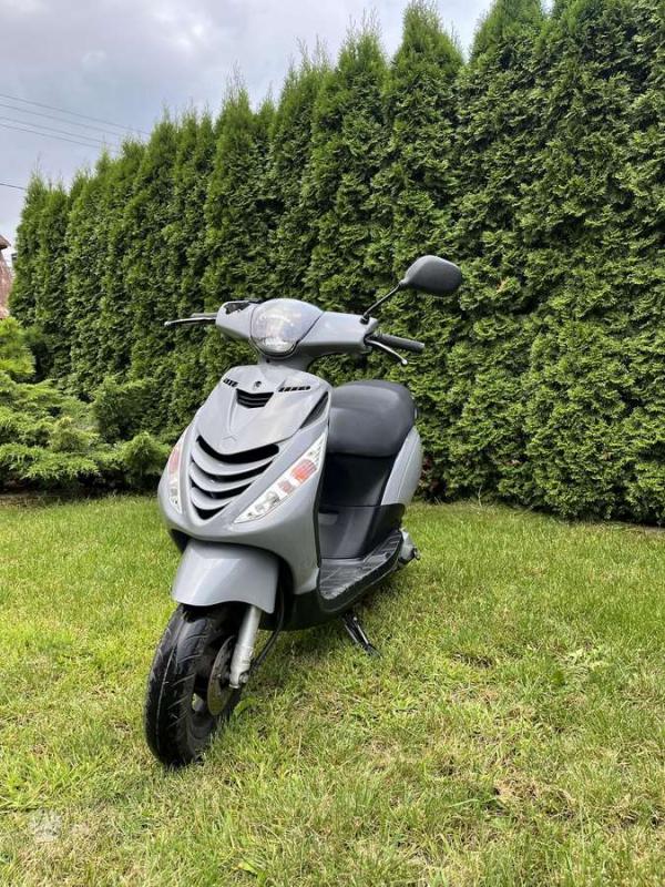 Серый Piaggio ZIP 2014 в Каунас, объемом двигателя 49.00 л и пробегом 10 тыс. км за 1199 €, фото 1 на AUTOMOTO.COM.LV