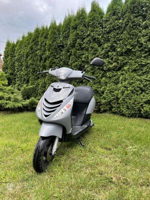 Pelēks Piaggio ZIP 2014 Kauņa, ar dzinēja tilpumu 49.00 L un nobraukumu 10 tūkst. km par 1199 €, foto  vietnē AUTOMOTO.COM.LV