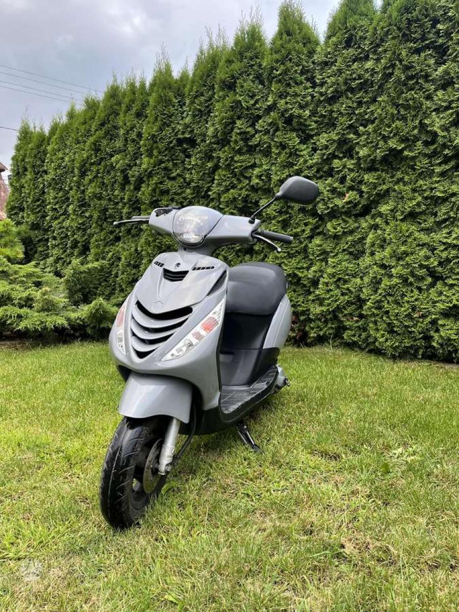 Grey Piaggio ZIP 2014 in Kaunas, with an engine capacity of 49.00 L and mileage of 10 thousand km for 1199 €, photo 1 on AUTOMOTO.COM.LV