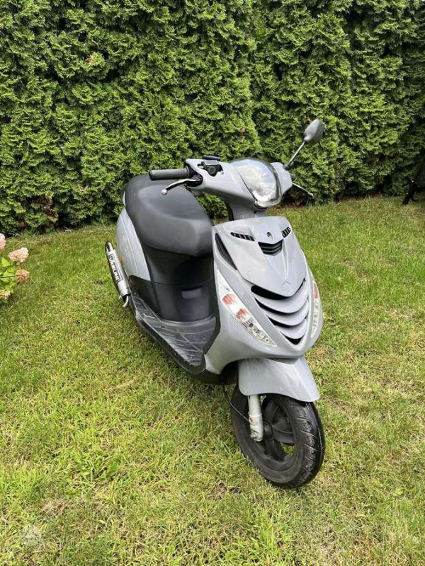 Серый Piaggio ZIP 2014 в Каунас, объемом двигателя 49.00 л и пробегом 10 тыс. км за 1199 €, фото 3 на AUTOMOTO.COM.LV