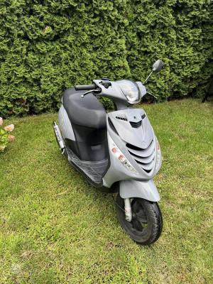 Grey Piaggio ZIP 2014 in Kaunas, with an engine capacity of 49.00 L and mileage of 10 thousand km for 1199 €, photo 3 on AUTOMOTO.COM.LV