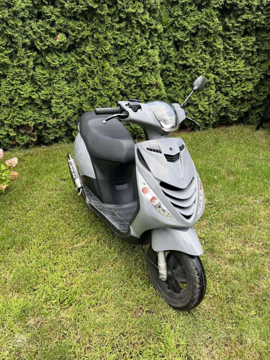 Grey Piaggio ZIP 2014 in Kaunas, with an engine capacity of 49.00 L and mileage of 10 thousand km for 1199 €, photo 3 on AUTOMOTO.COM.LV