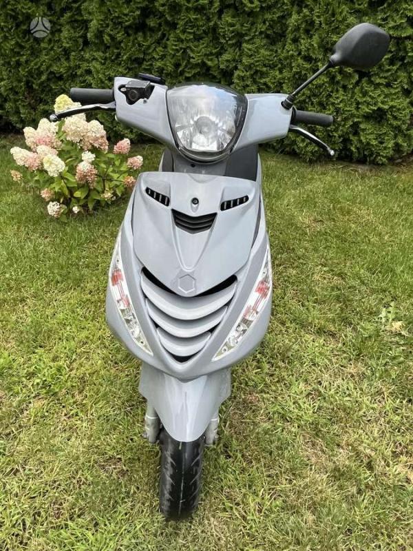 Серый Piaggio ZIP 2014 в Каунас, объемом двигателя 49.00 л и пробегом 10 тыс. км за 1199 €, фото 4 на AUTOMOTO.COM.LV