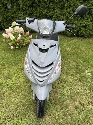 Grey Piaggio ZIP 2014 in Kaunas, with an engine capacity of 49.00 L and mileage of 10 thousand km for 1199 €, photo 4 on AUTOMOTO.COM.LV